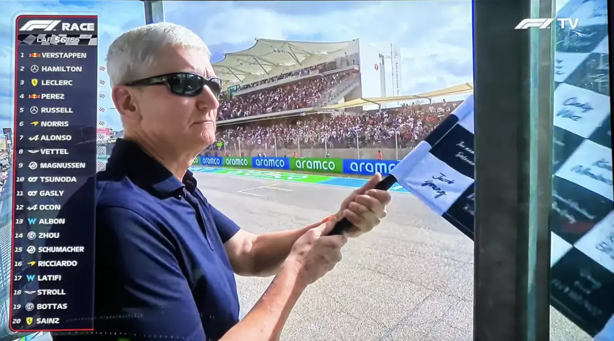 Tim Cook agite (doucement) le drapeau du GP de F1 des États-Unis