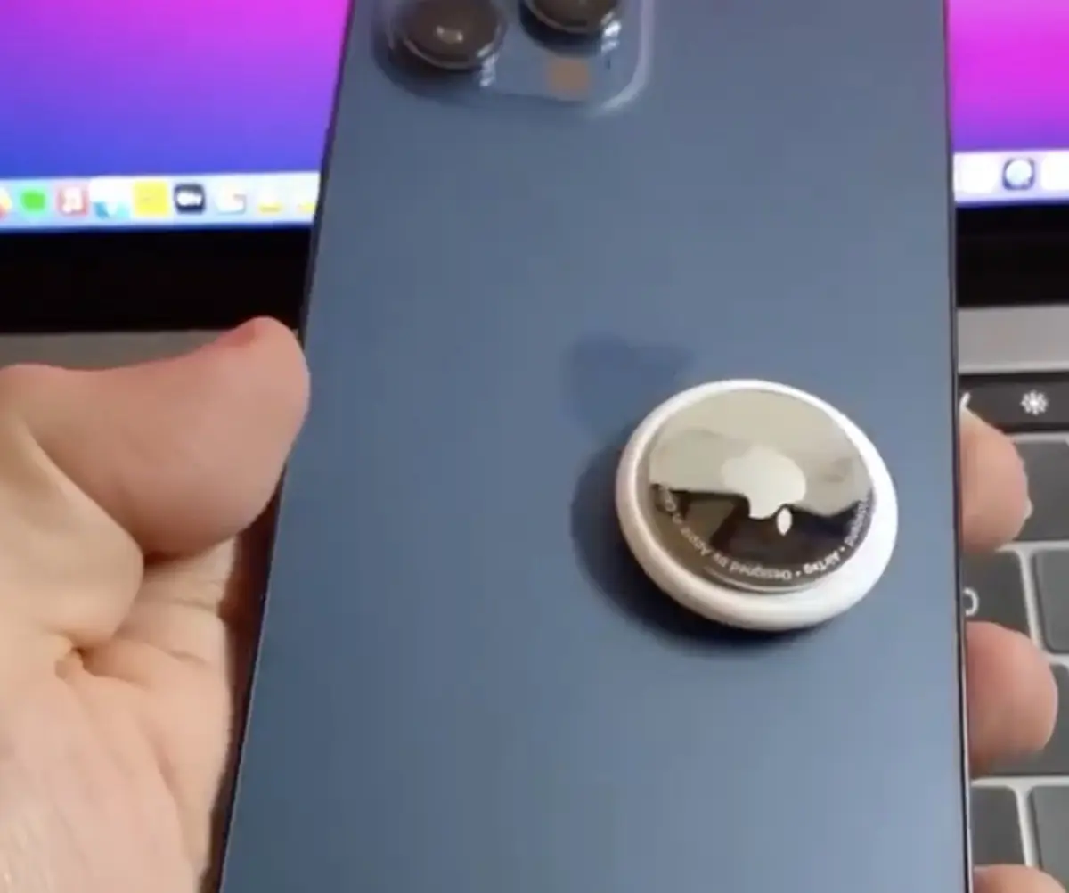 Insolite : il joue au hand spinner avec un AirTag sur son iPhone 12 Pro