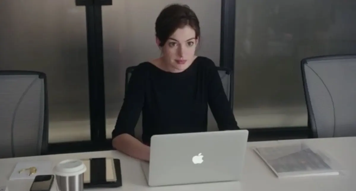 Vidéo du soir : des Mac à gogo dans "Le nouveau stagiaire" avec De Niro ...