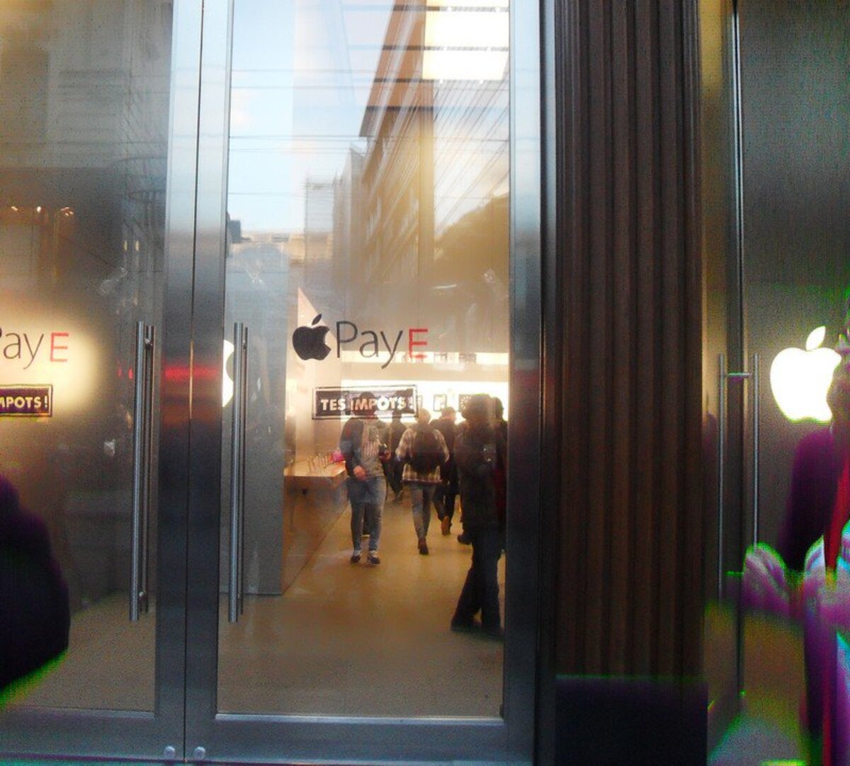 #ApplePayETesImpots : l'association ATTAC manifeste à l'Apple Store de ...