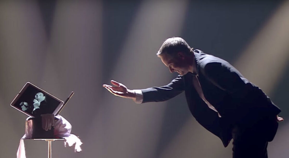 Le magicien Simon Pierro présente son nouveau numéro avec un iPad Pro ...