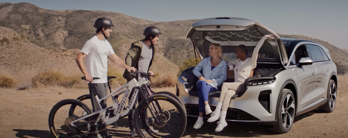 Ridicule ou pas ? On peut s'assoir dans le Frunk de la nouvelle Lucid ...