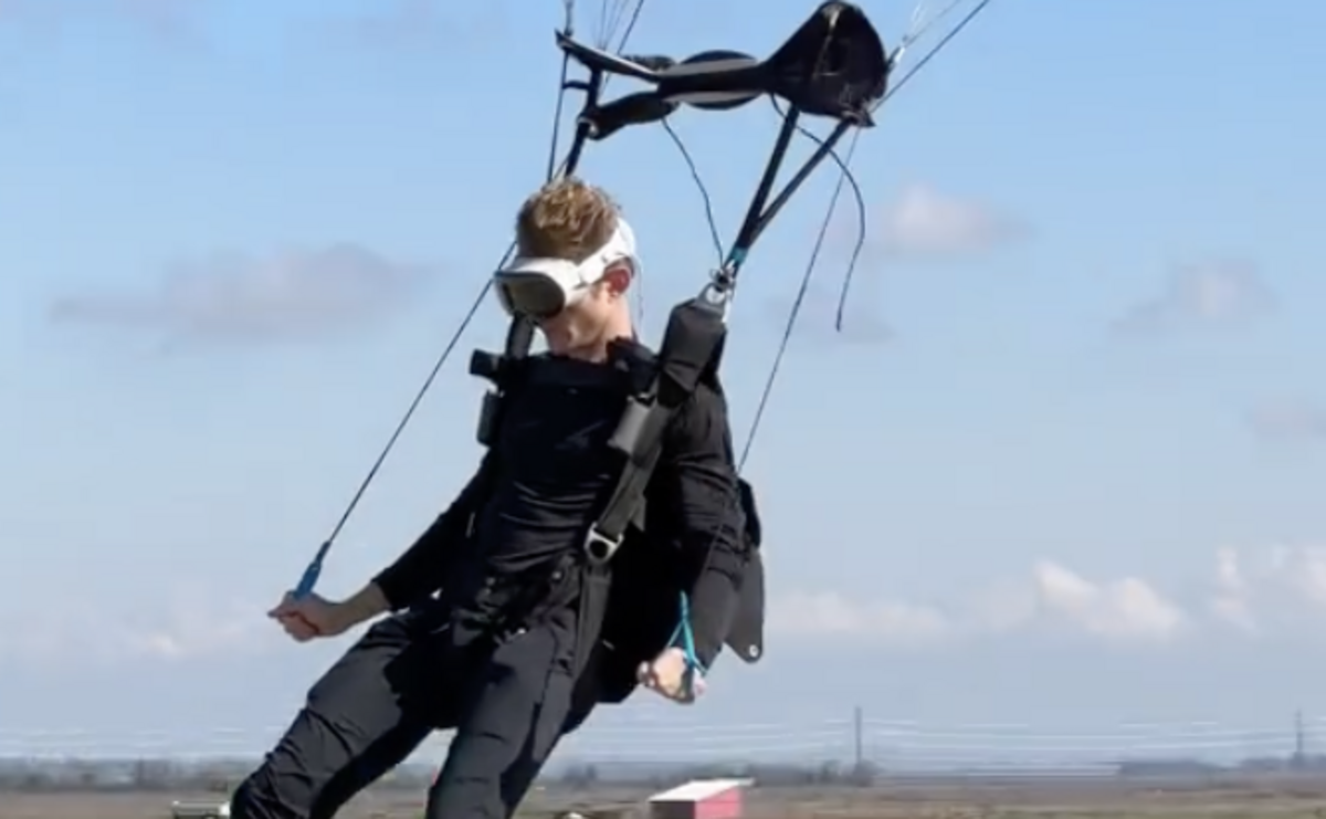 Il saute d'un avion avec son Vision Pro...