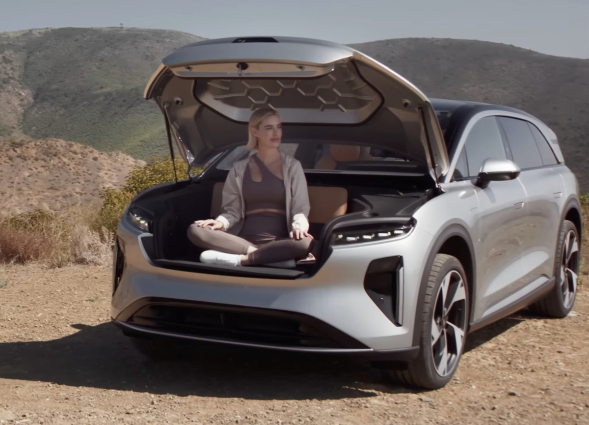 Ridicule ou pas ? On peut s'assoir dans le Frunk de la nouvelle Lucid Gravity SUV