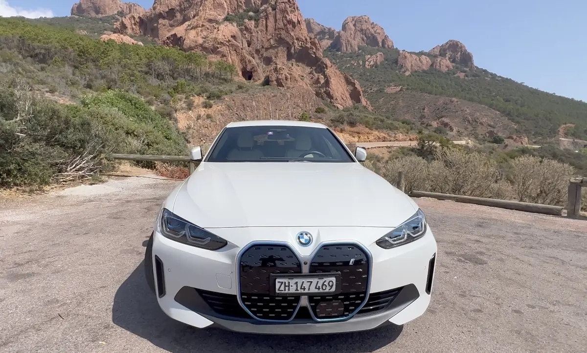 Essai BMW i4 eDrive 40 : autonomie d'une Tesla, conduite et finitions BMW