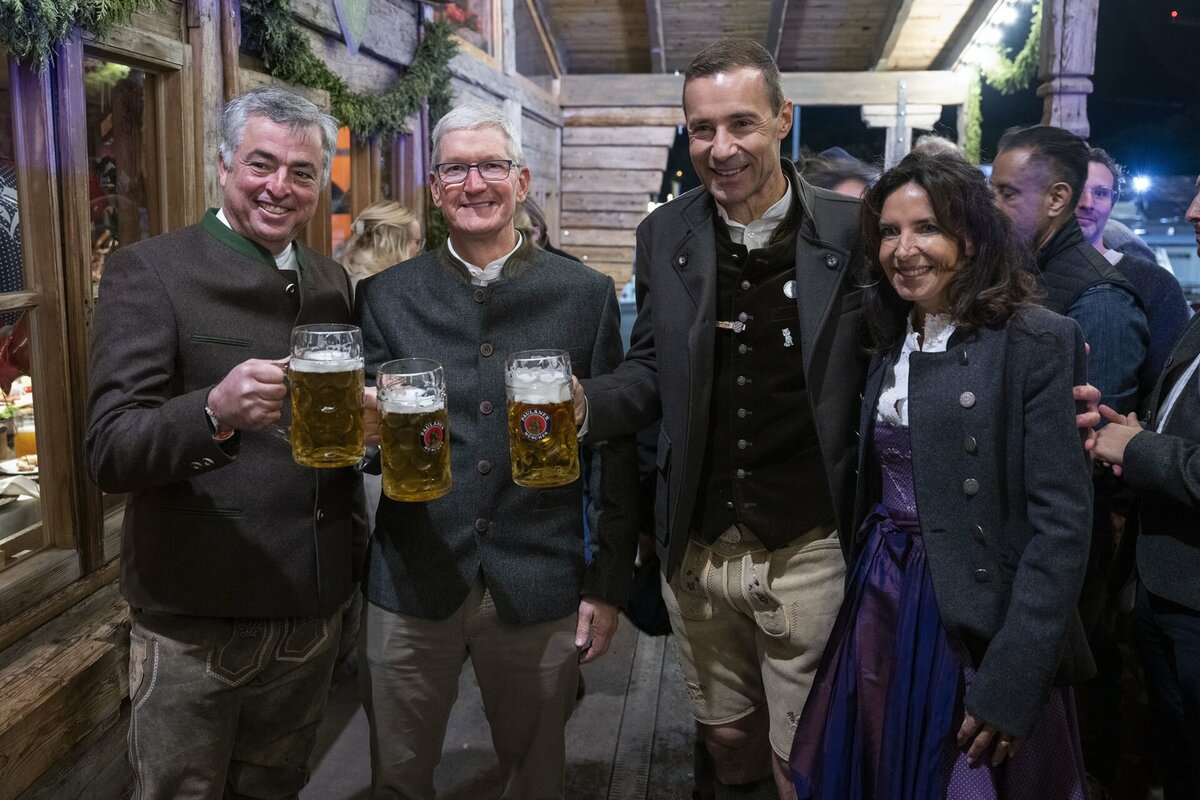 Tim Cook en tournée européenne ! (avec du foot et de la bière)