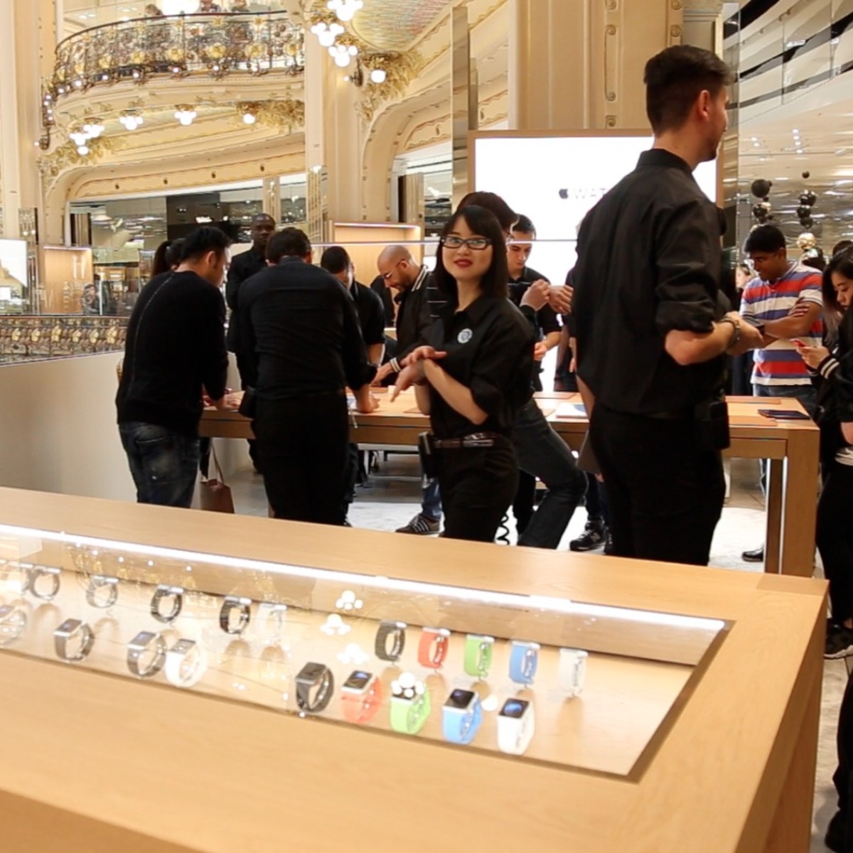 Vidéo : l'Apple Watch prend ses quartiers aux Galeries Lafayette à Paris