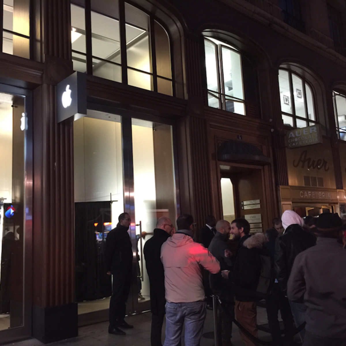 iPhone 6s : l'attente a commencé devant l'Apple Store de Genève (photo)