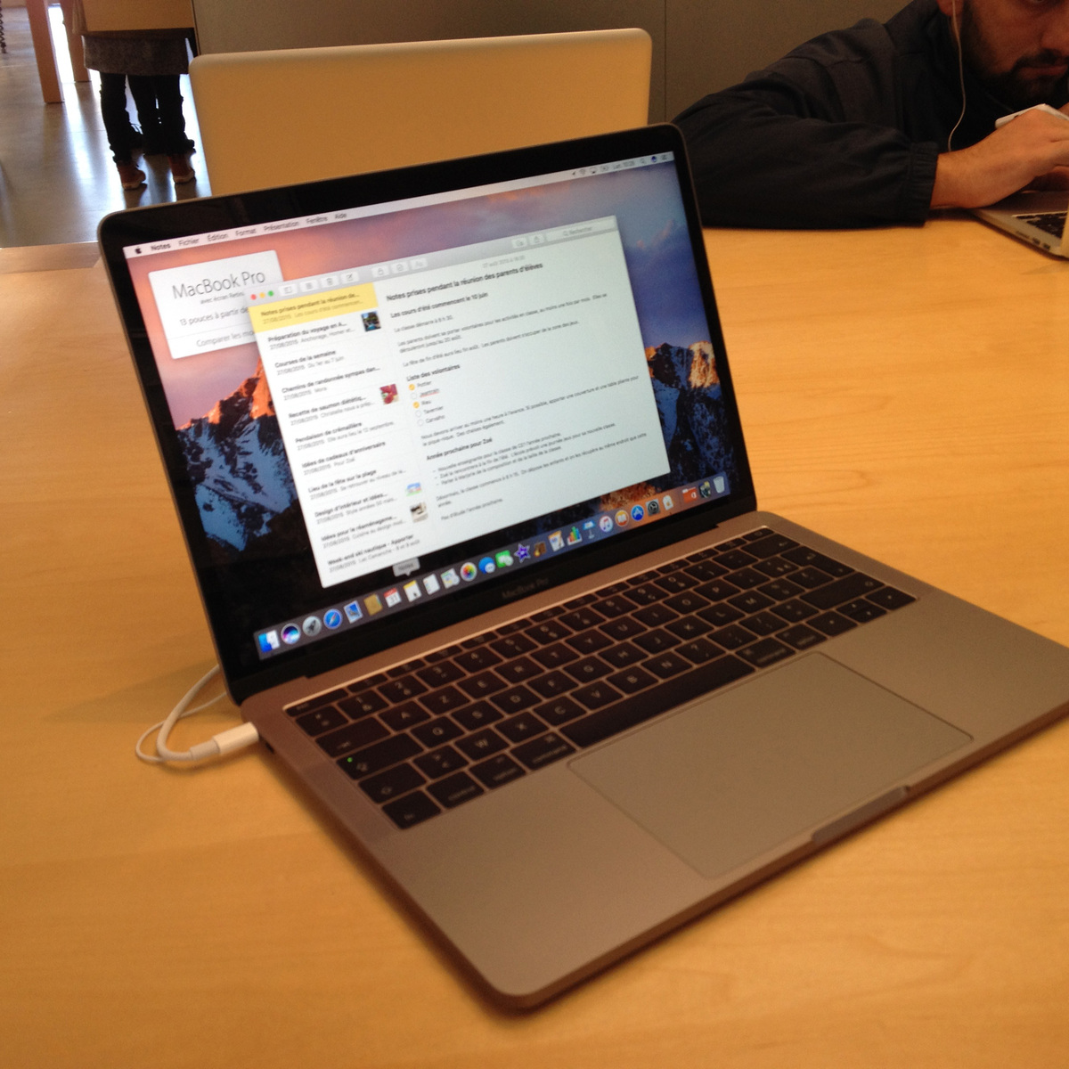 Les nouveaux MacBook Pro enfin visibles dans les Apple Store français ...