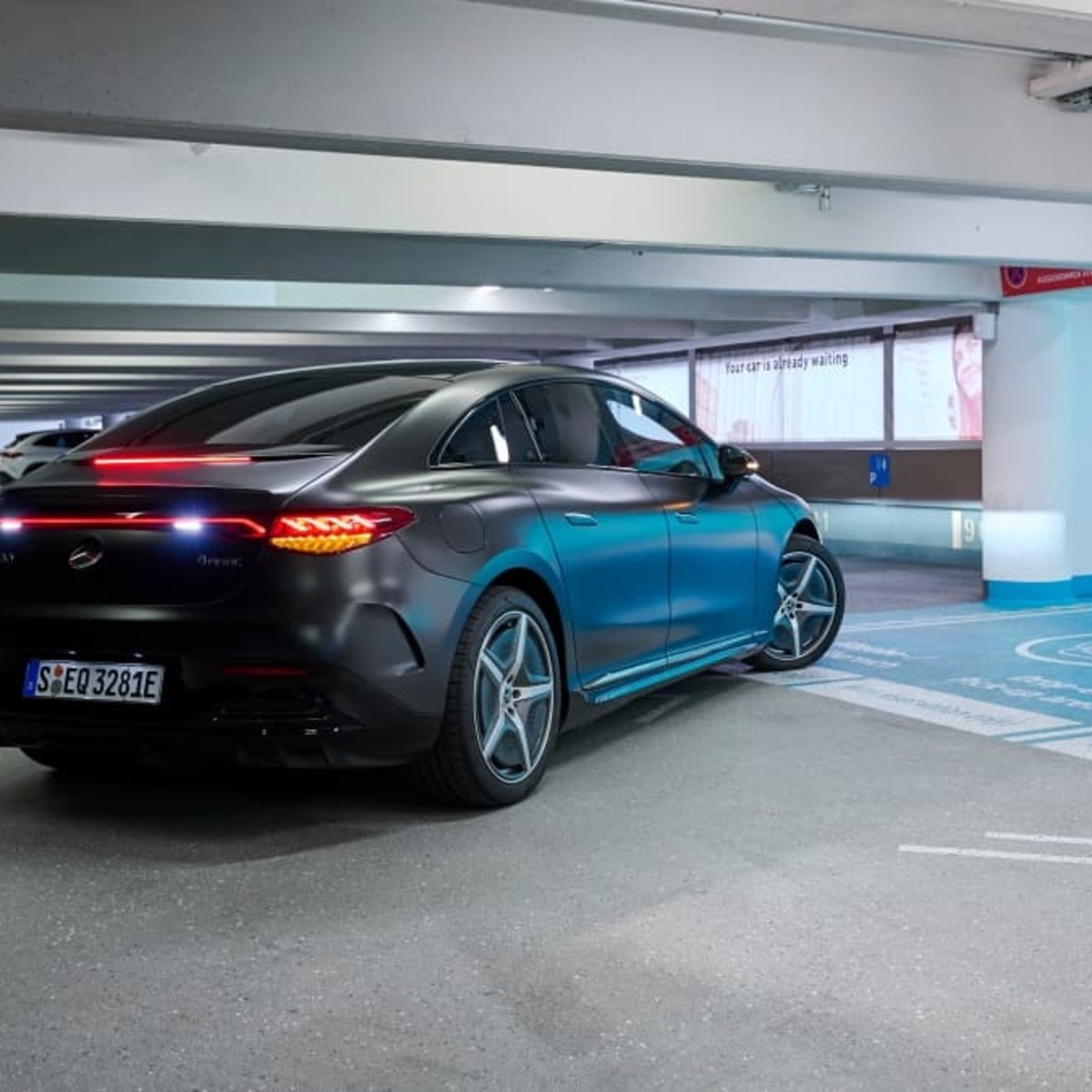 Une MG4 devant une Lambo, autonomie VinFast, EQE autonome, EQC 2025, Model 3 Highland