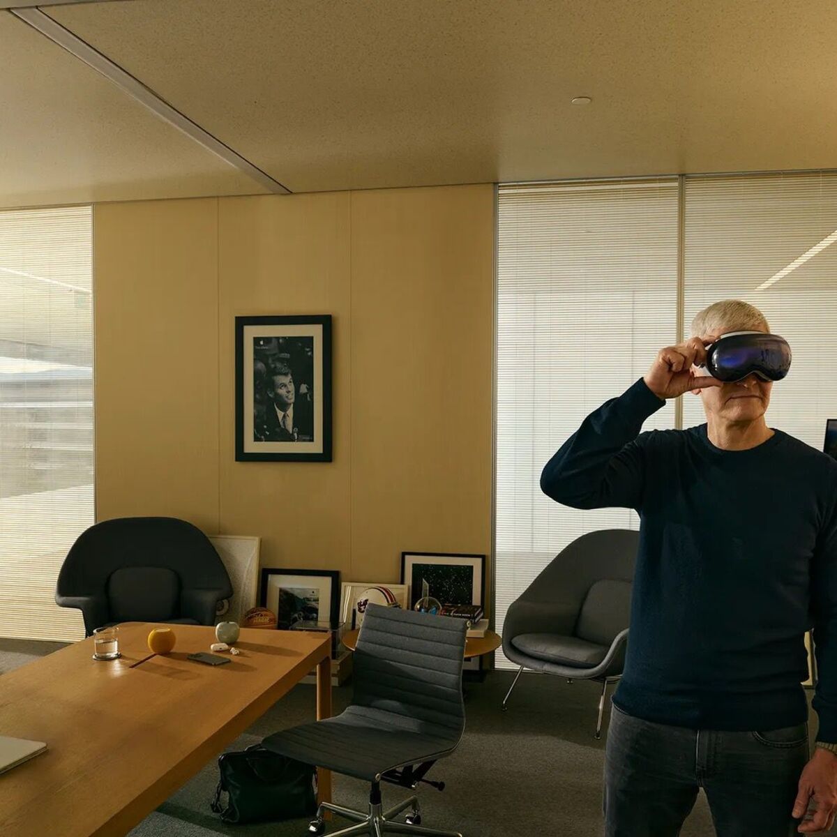 Tim Cook face au prototype du Vision Pro : "C'est un monstre"